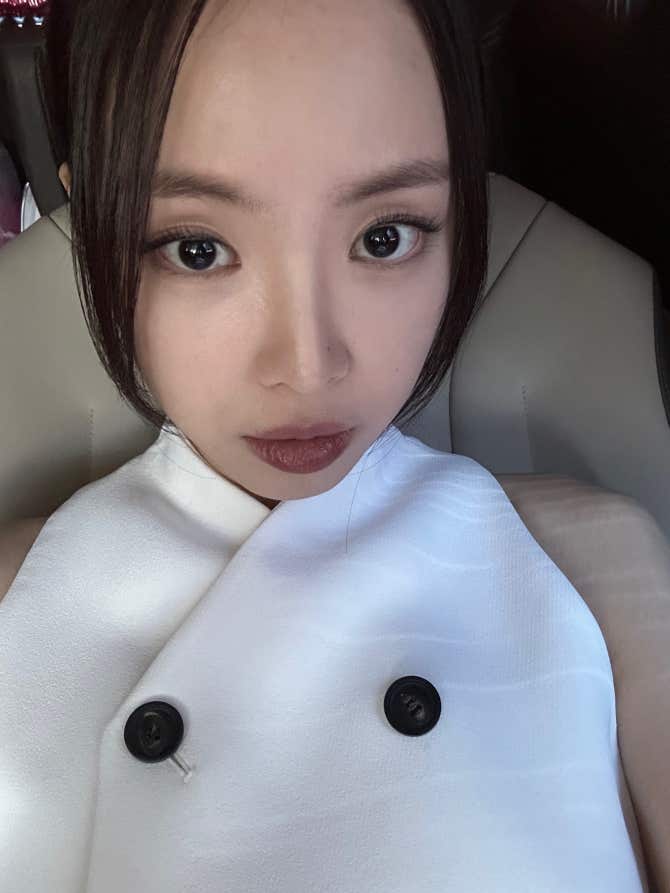 Son Na Eun Community Posts 위버스 넘 재밌다아아 시간 가는줄 모르고 하고있어요ㅎㅎ 아그리고 오늘