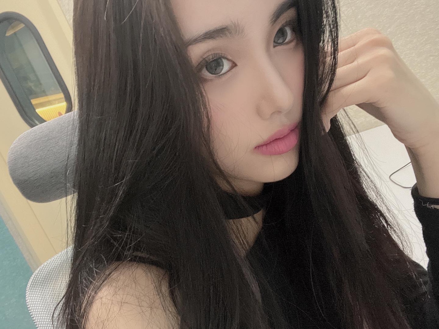 EVERGLOW Community Post - 🖤😺 - AISHA