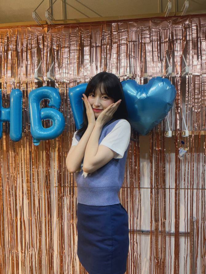 Oh My Girl Community Posts 반쪽아 나의 25 생일을 함께 축하해줘서 너무 고마우어 🩷 울 반쪽이들
