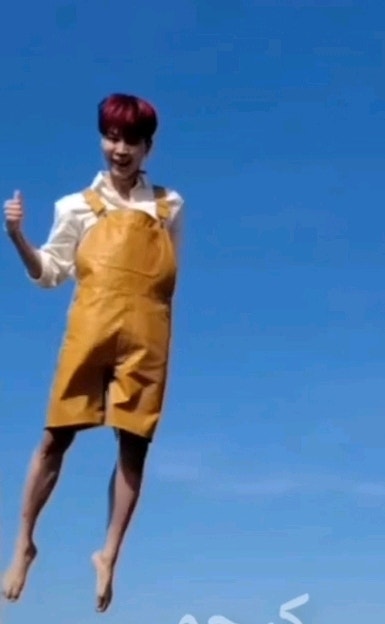 BTS Community Posts - jimin is flying 😆