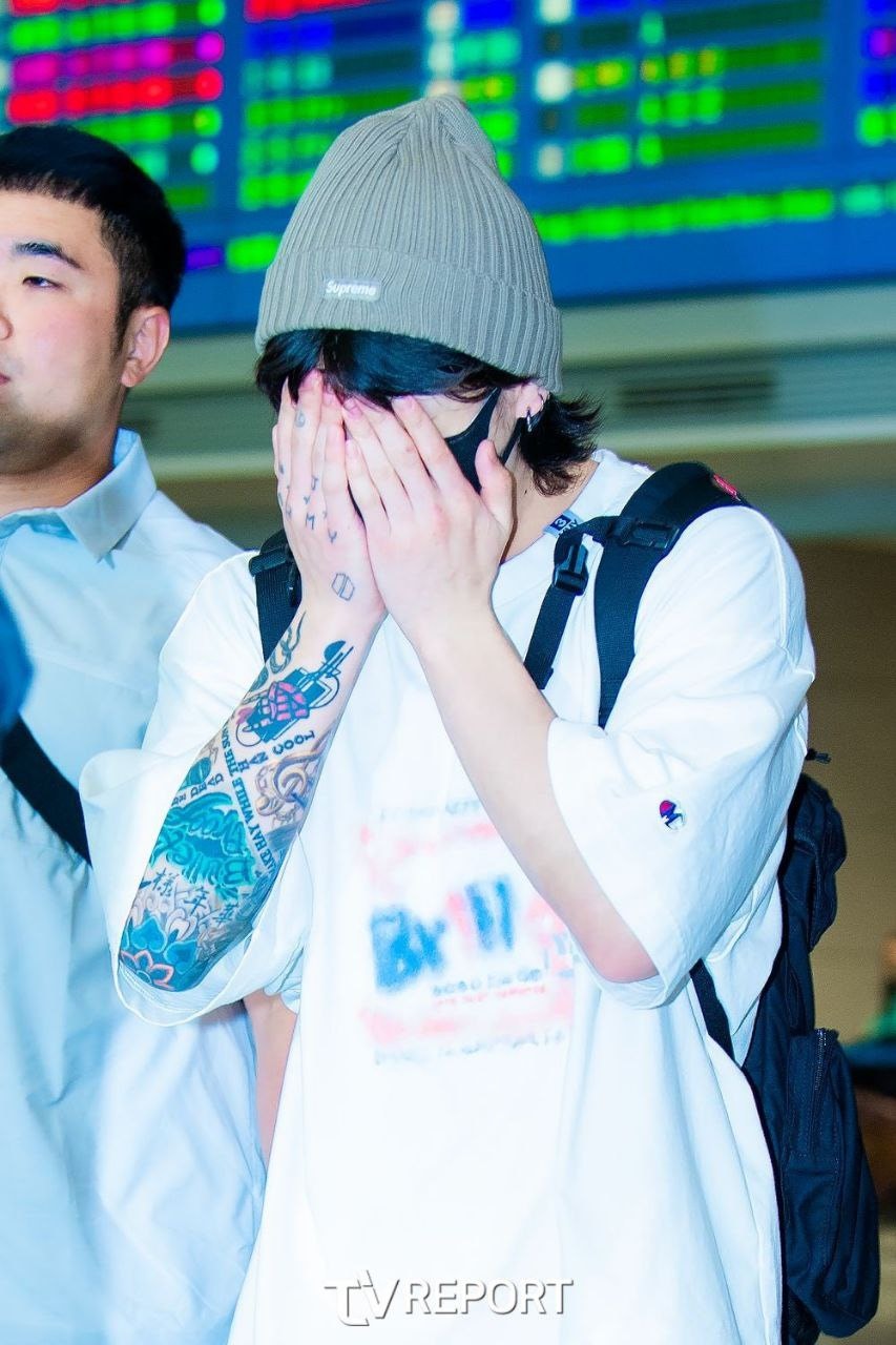 BTS Community Post - I think his eyes are get hurt by the flash light ...