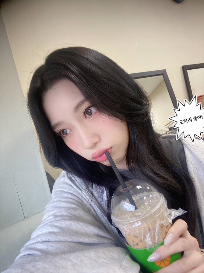 Rocket Punch Community Posts 오늘은 카페라떼~~~☕️🥛 비 많이 오는데 다들 밥 잘 챙겨먹어야해요