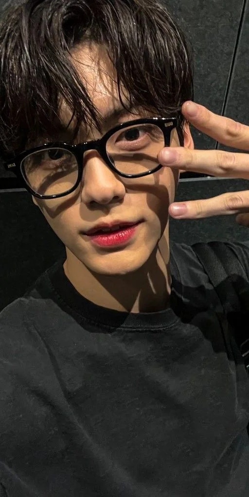 TOMORROW X TOGETHER Community Post - y'all, I'm telling you. soobin with glasses hits different