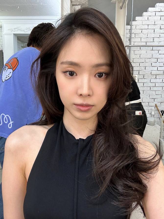 Son Na Eun Community Posts 어제 비오는데 와준 팬들 고마워요 아주 많이 많이 반가웠음🫶🏻 Son