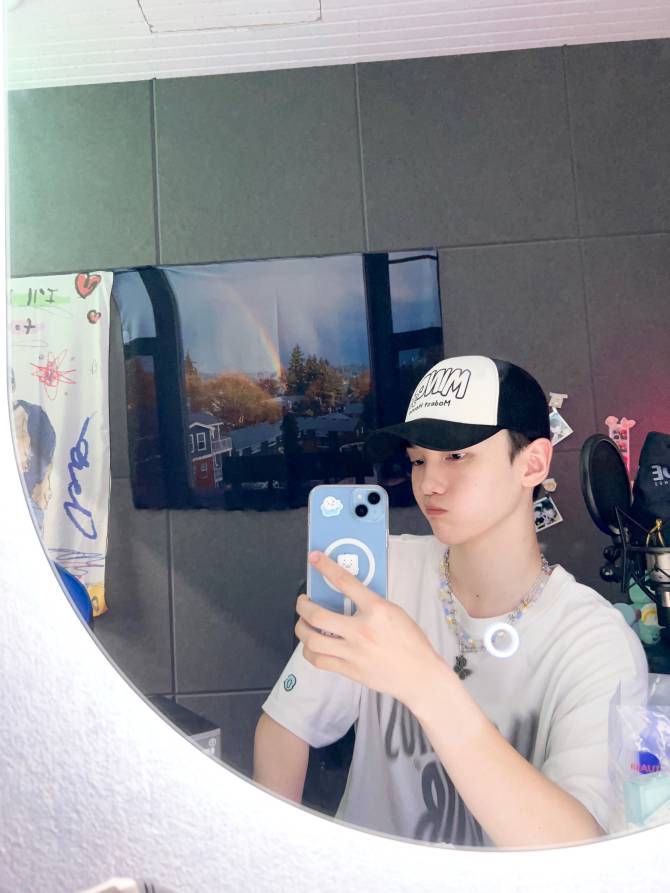 Atbo Community Post 오랜만에 거울 🔫 금요일인데 뭐 하는지 알려줄 사람~ Kimyeonkyu