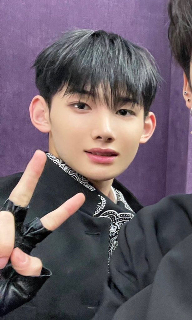 &TEAM Community Posts - #to_jo 죠!! 이때까지 한국 음악방송 활동하면서 여러 옷을 입어봤잖아 그중에 가장 마음에 들었던 착장 있어? 나는 이번 엠카 ...