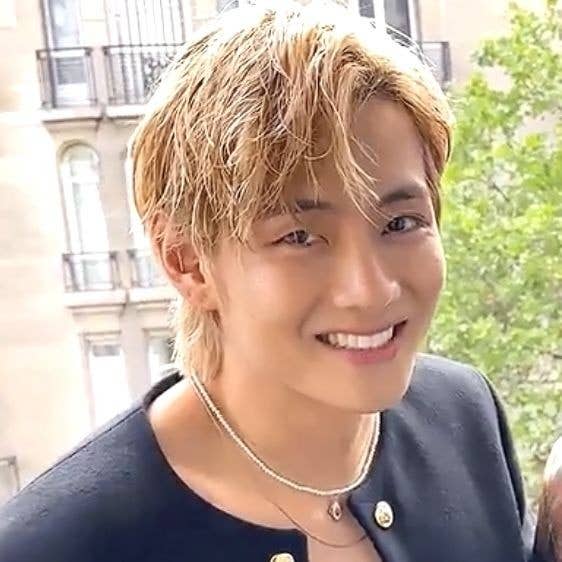 BTS 커뮤니티 포스트 - Taehyung-ah, definitely a Cat Noir 🐱🖤. He is always in Paris 🐱😻😻 #taehyung #tae # ...