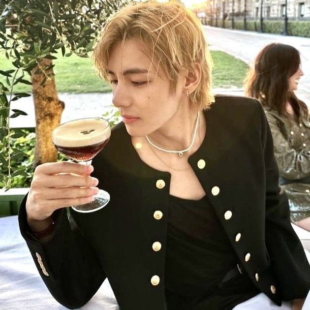 BTS 커뮤니티 포스트 - Taehyung-ah, definitely a Cat Noir 🐱🖤. He is always in Paris 🐱😻😻 #taehyung #tae # ...