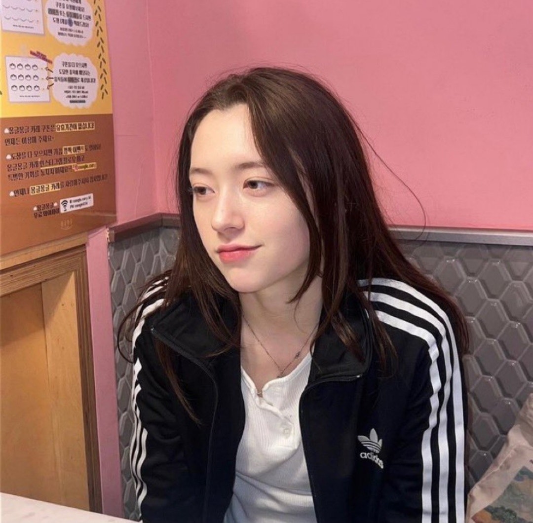 ILLIT Community Posts - LET'S DEBUT GIRLS #chanelle_debut #vote_chanelle