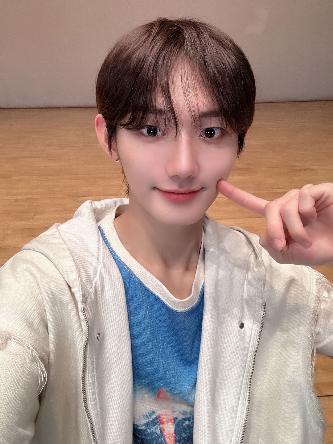 Atbo Community Post 월요일이다ㅏ🫠🫠 오늘도 우리 같이 파이팅 해욥 Wonbin