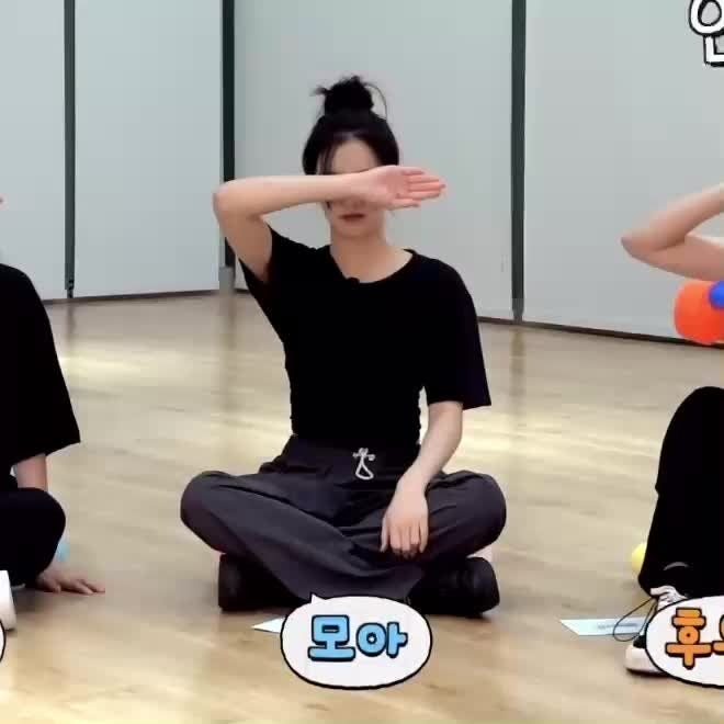 ILLIT Community Post - moa is so cute ~~~ 🥺 i need her to debut #vote_moa