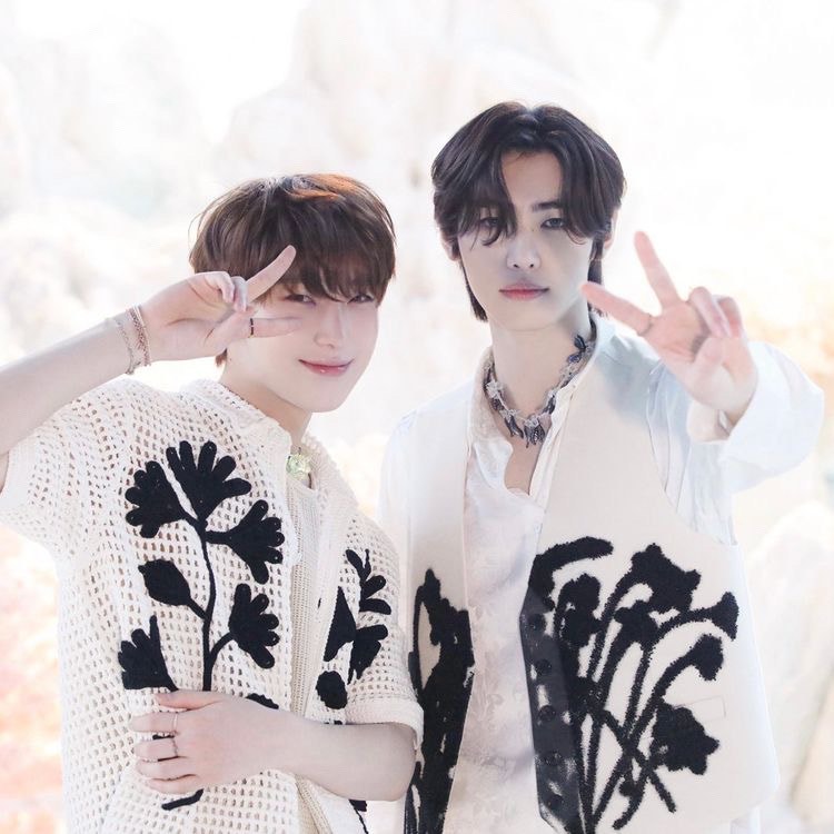 Weverse zone Community Posts - me and hee star we look so good 🤷🏻‍♀️🤷🏻‍♀️