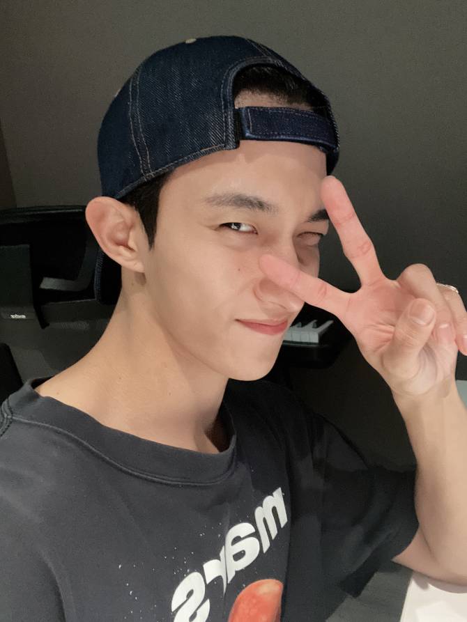 Seventeen Community Post 오늘도 고생했다 열심히 했다🙂잘자여 모두 Dk