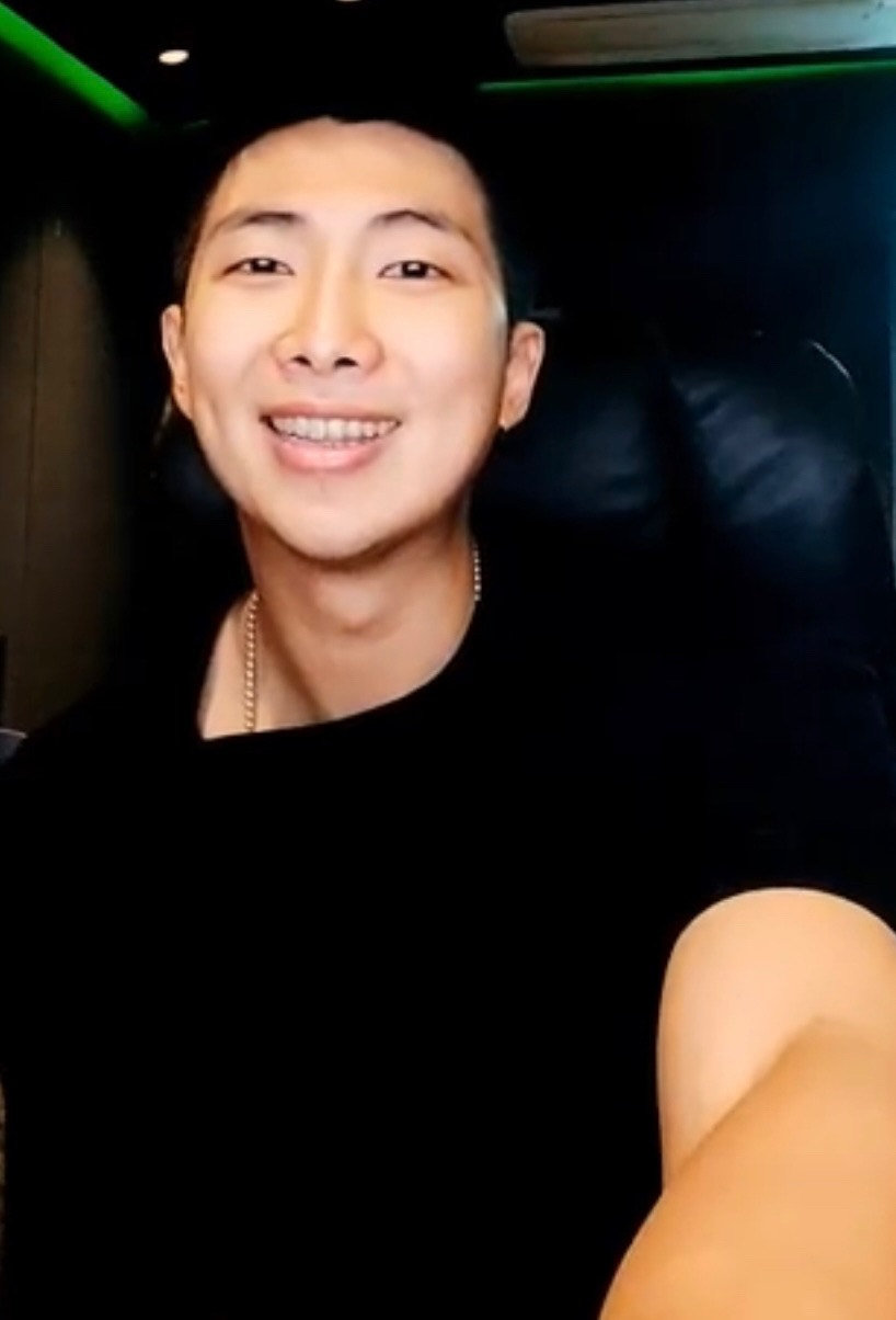 BTS Community Posts - #to_rm ナムさん、こんばんは🌌 今日は会いに来てくれてありがとう☺️ 短い髪も精悍な雰囲気で あなたによく似合ってる 低くて温かい落ち着いた声 ...