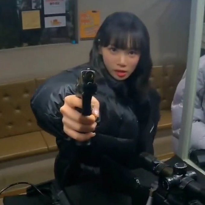 LE SSERAFIM Community Post - this meme is everything lmao. 🤣