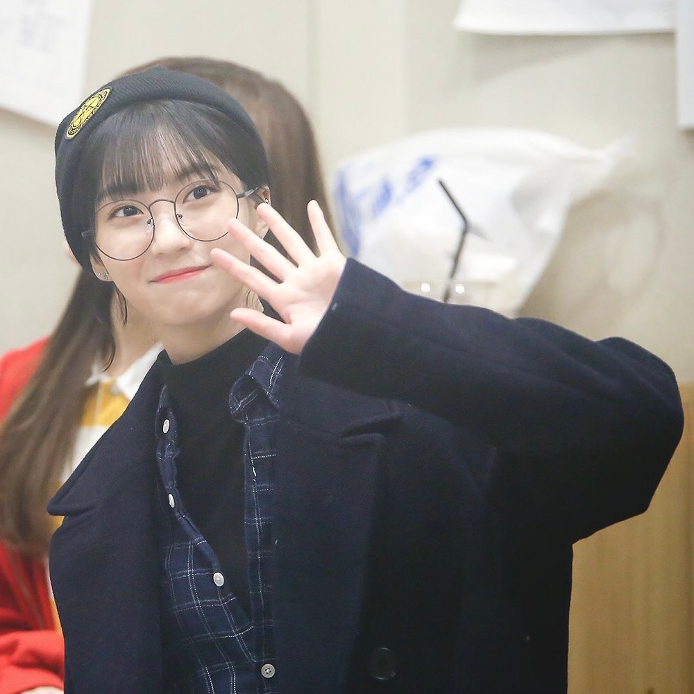 Oh My Girl Community Posts 윱모닝💜 좋은 아침 잘 잤어 아직은 조금 피곤하지🥱 오늘은 금요일