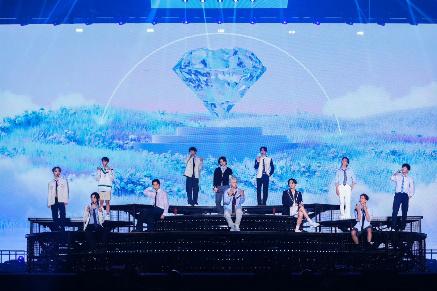 SEVENTEEN Community Posts - 虽然没有能力去到现场，但是看了很多视频，很开心，希望以后有机会可以见到你们，辛苦了，晚安 ️还有我们甜甜，要开心啊