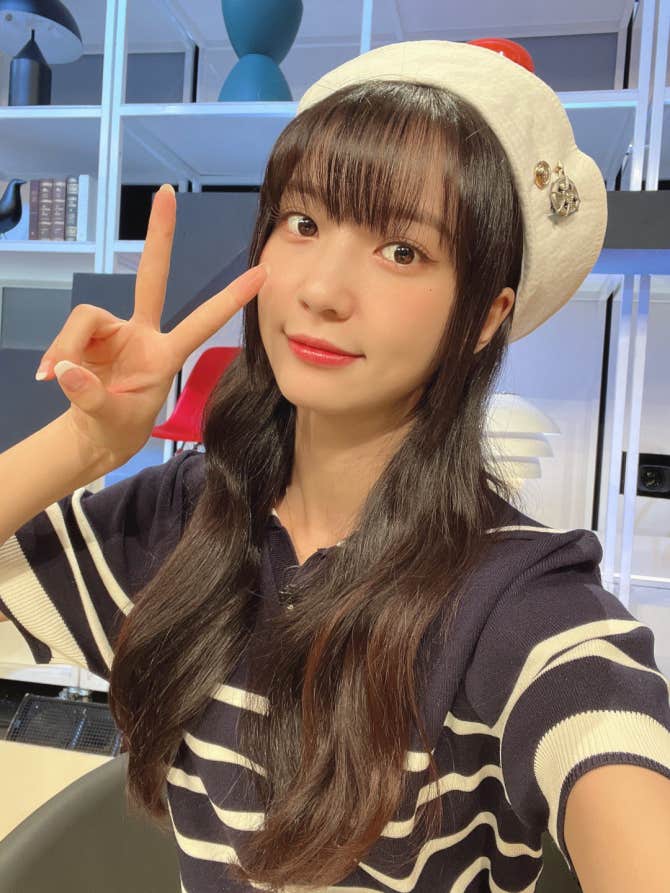 Oh My Girl Community Post 30분 뒤면 수업시작💙🤍 마린걸 유빈이랑 즐겁게 수업 들으러가요💕 바로 이어서