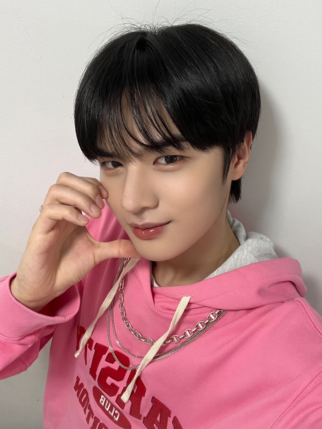 Lun8 Community Post 드디어 첫 활동의 마지막 방송을 마쳤습니다 여기까지 무사히 올 수 있던