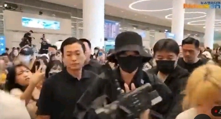 BTS Community Posts - Jungkook's arrival at Incheon airport... Freaking mad saesangs are ...