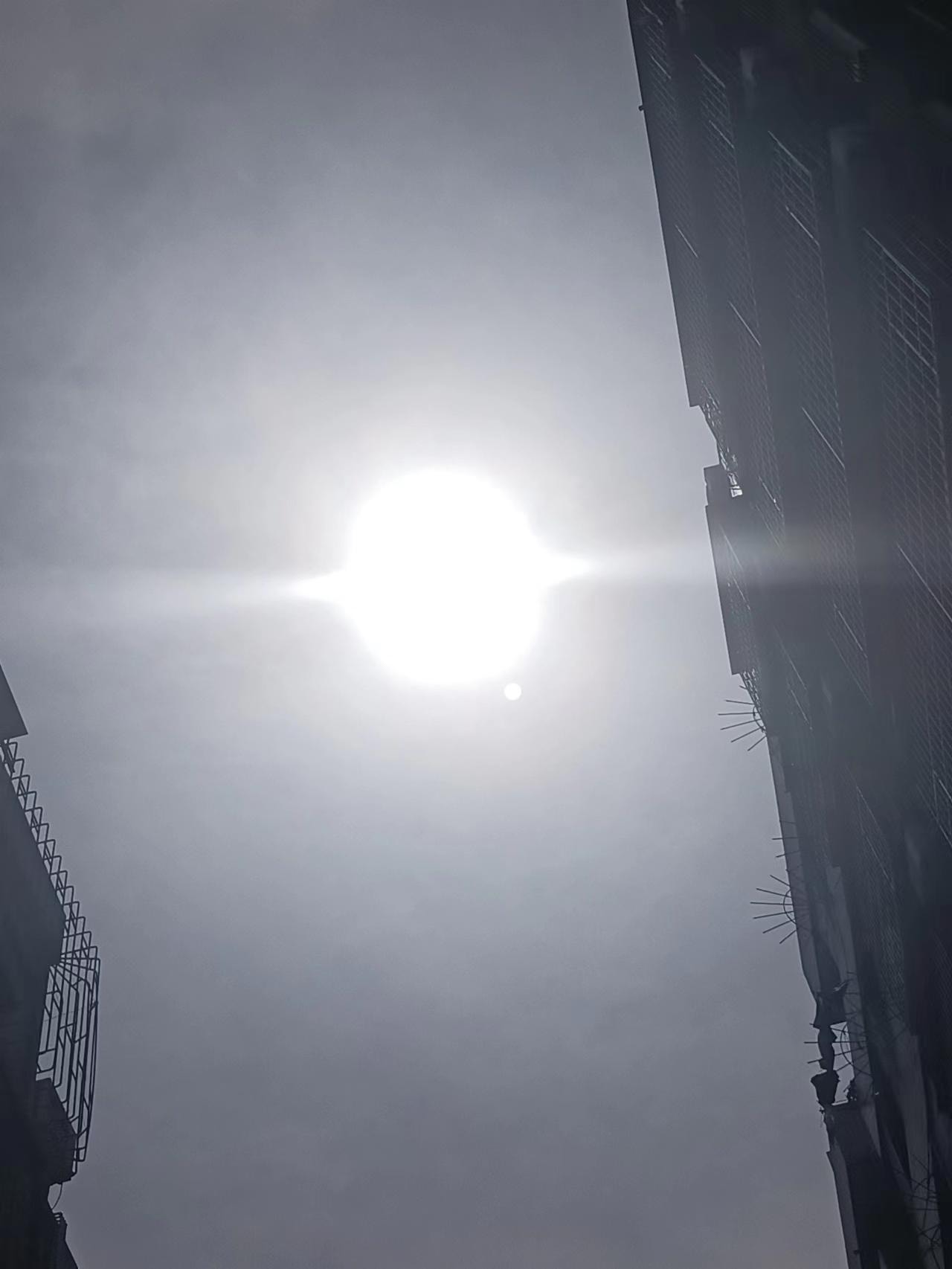 SEVENTEEN Community Posts - 救命🆘！！！广东你是地狱吧，地面都快冒火了