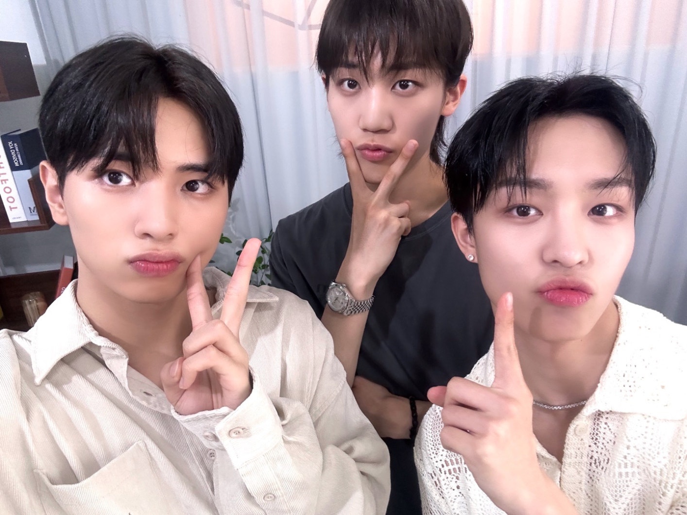 Atbo 커뮤니티 포스트 오늘 너무 덥죠🥵 아침에 일어났는데 너무 더웠 일어나서 회사 와서 점심은 드디어