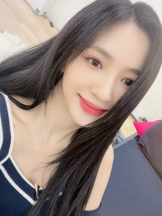 Cherry Bullet Community Posts 룰렛 여유로운 주말 보내요🤍 많이 사랑하구 항상 응원해 줘서 고마워요