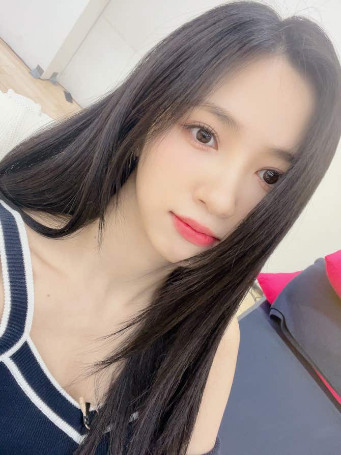 Cherry Bullet Community Posts 룰렛 여유로운 주말 보내요🤍 많이 사랑하구 항상 응원해 줘서 고마워요