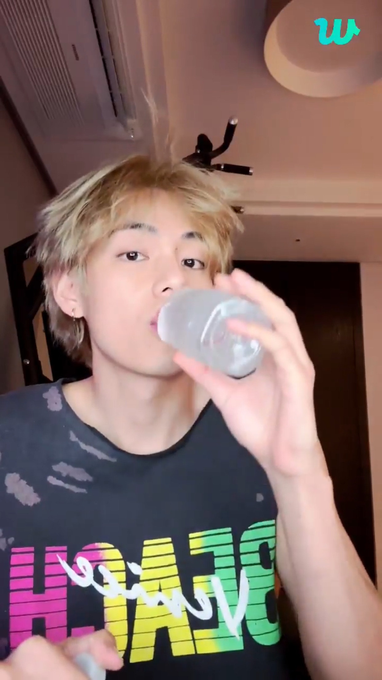 Bts Community Posts 태형이 위버스 라이브 열때마다 나는 물을 마시는 것을 기억한다 Tov To