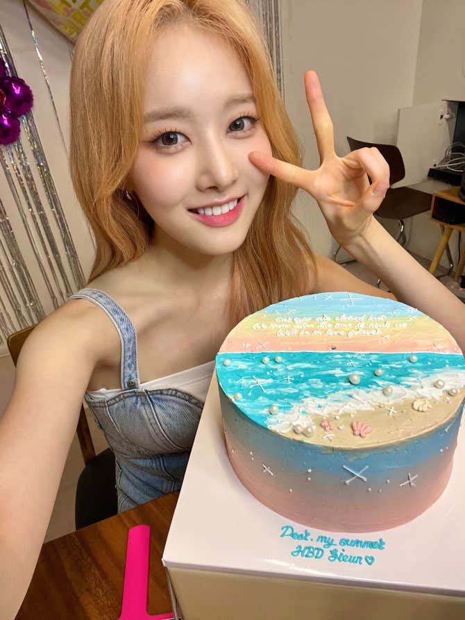 Stayc Community Posts 생일이 지나가도 너어어어무 빨리 지나갔다 이거야~~~🥹 어제 라이브에서는 생일에 큰