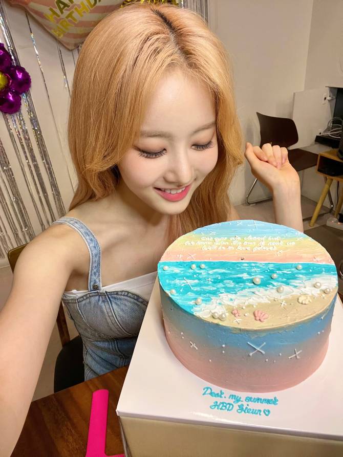 Stayc Community Posts 생일이 지나가도 너어어어무 빨리 지나갔다 이거야~~~🥹 어제 라이브에서는 생일에 큰