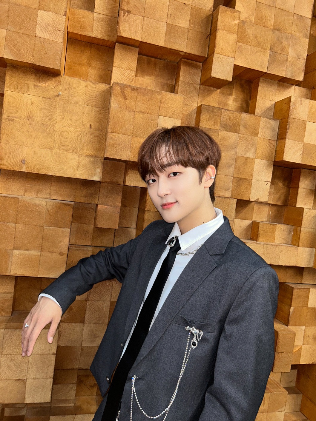 LUN8 Community Post - 잘 자아 ㅎㅎ (*ˊᵕˋ*)ﾉ 나두 자야지 =_= - JinSu