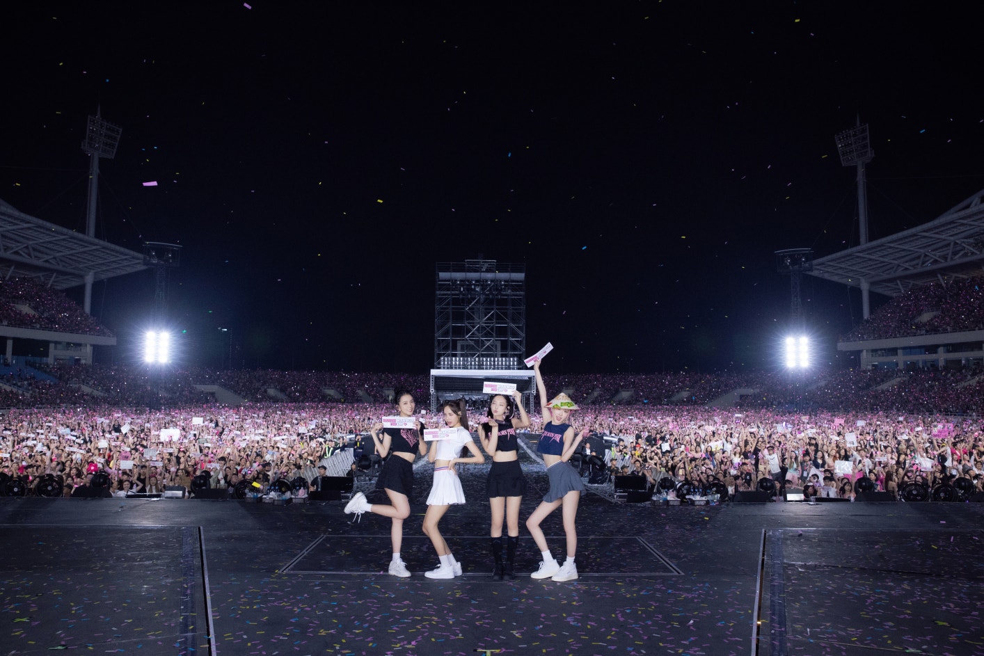 Weverse BLACKPINK Image - BLACKPINK WORLD TOUR [BORN PINK] HANOI GROUP PHOTO