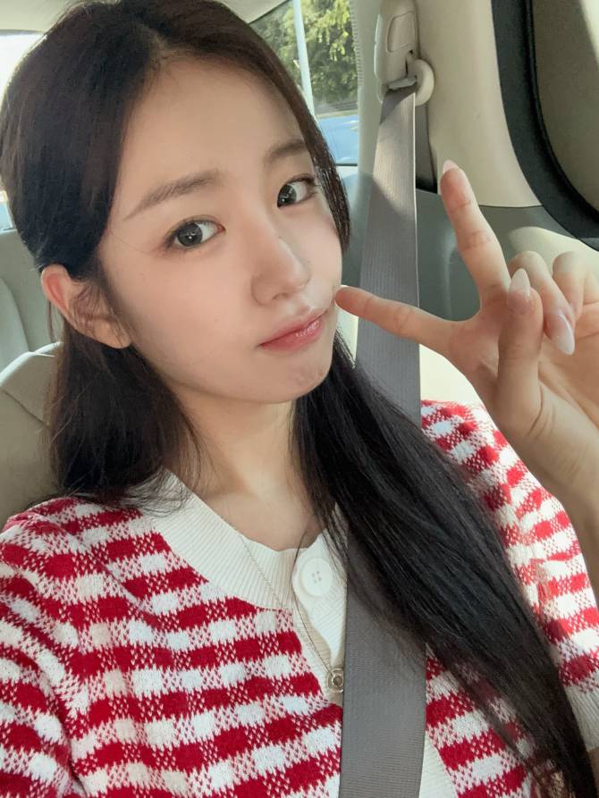 Wooah Community Posts 행복한 주말 보내욘🤍🌹🍒 Wooyeon