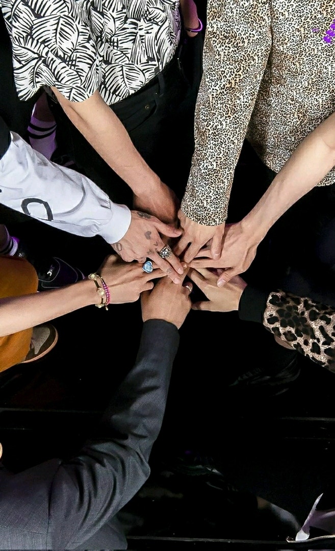 BTS Community Post - Let's all meet happily together in 2025! 🙏 BTS 💜 ~army🤝