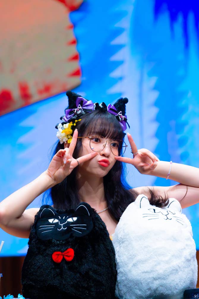 Oh My Girl Community Posts 유빈아💜 정말 여름의 더위는 무시 못해💦 정오가 지나면 더 더워질텐데