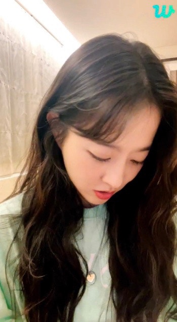 PARK BO YOUNG Community Posts - 太美了💜🥹 照片糊糊的也挡不住的美貌哈哈😻