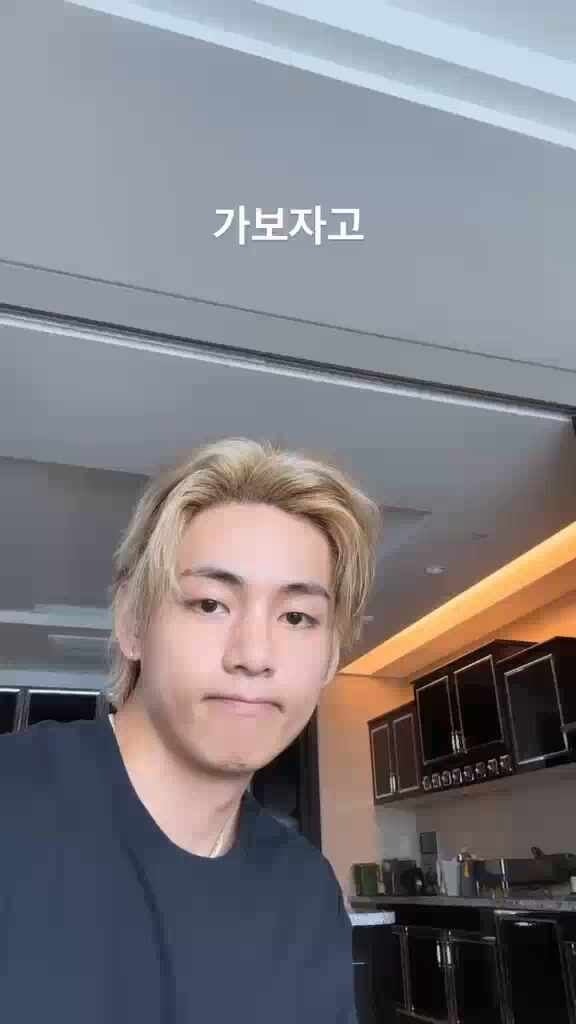 BTS Community Post - cute romantic teddy … 💋💜 #Tae #romanticboy # ...