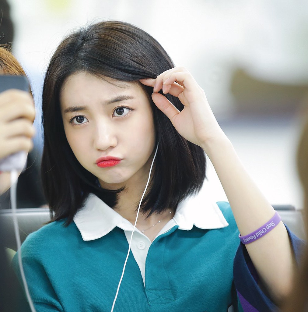 Oh My Girl Community Posts 꼭 보고팠는데 생중계에 옴걸은 포함 안 된 것 같더라구🥲 배로 힘 받을 수