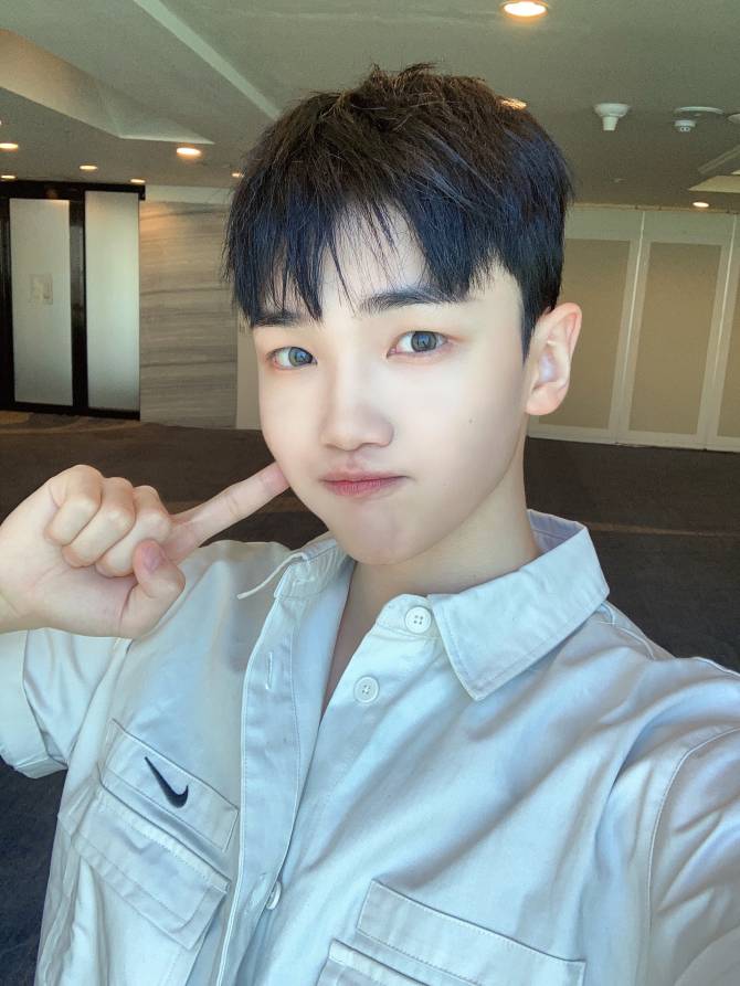 Atbo Community Posts 부산이라 그런가 자연광 조명이 크~ 부산 싸롸있네~~😆 엣뵤 나중에 광안리 수영하러