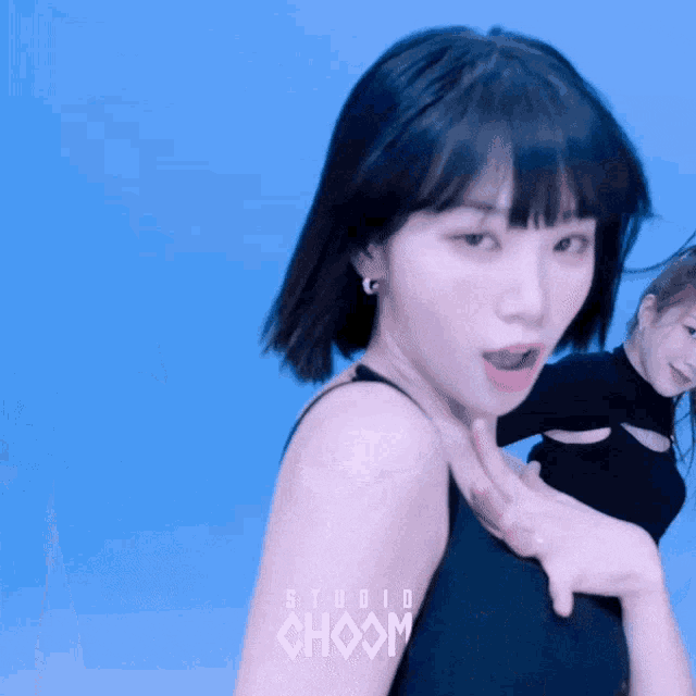 Le Sserafim Community Post 노래부르는 사진 왤게 없냥