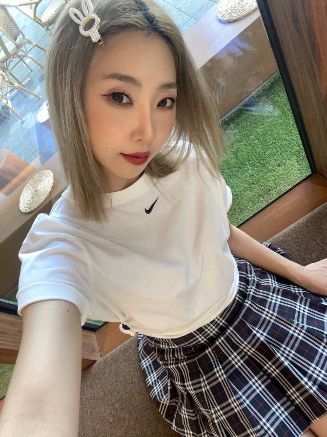Minzy Community Post 여러부운들 너무 미안해요ㅠ 위버스에서 많이 기다렸을텐데 어쩔 수 없이 인스타로