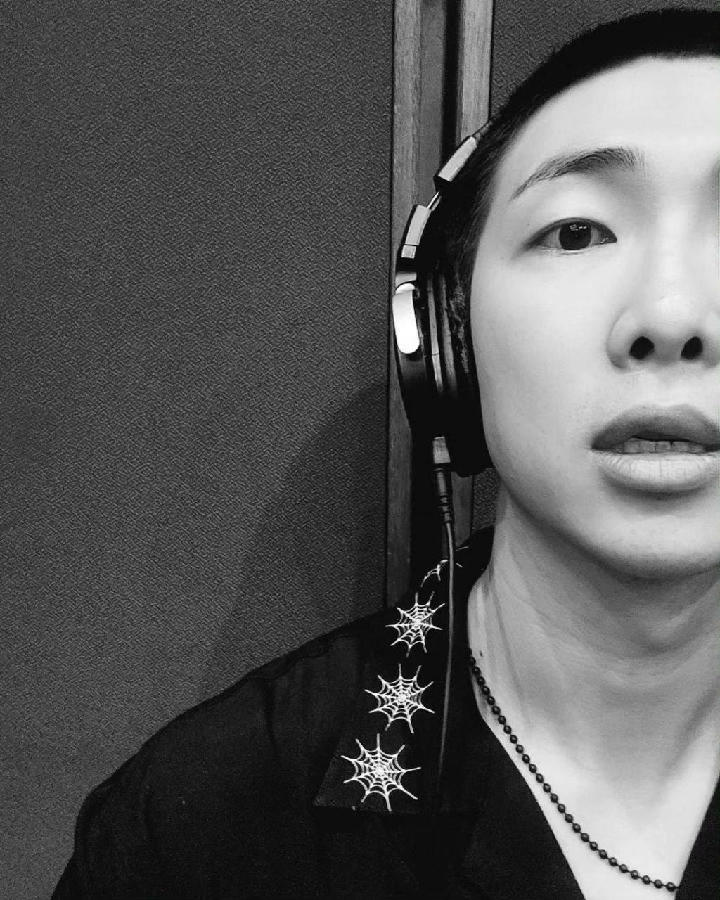 BTS Community Posts - we love a unbothered king