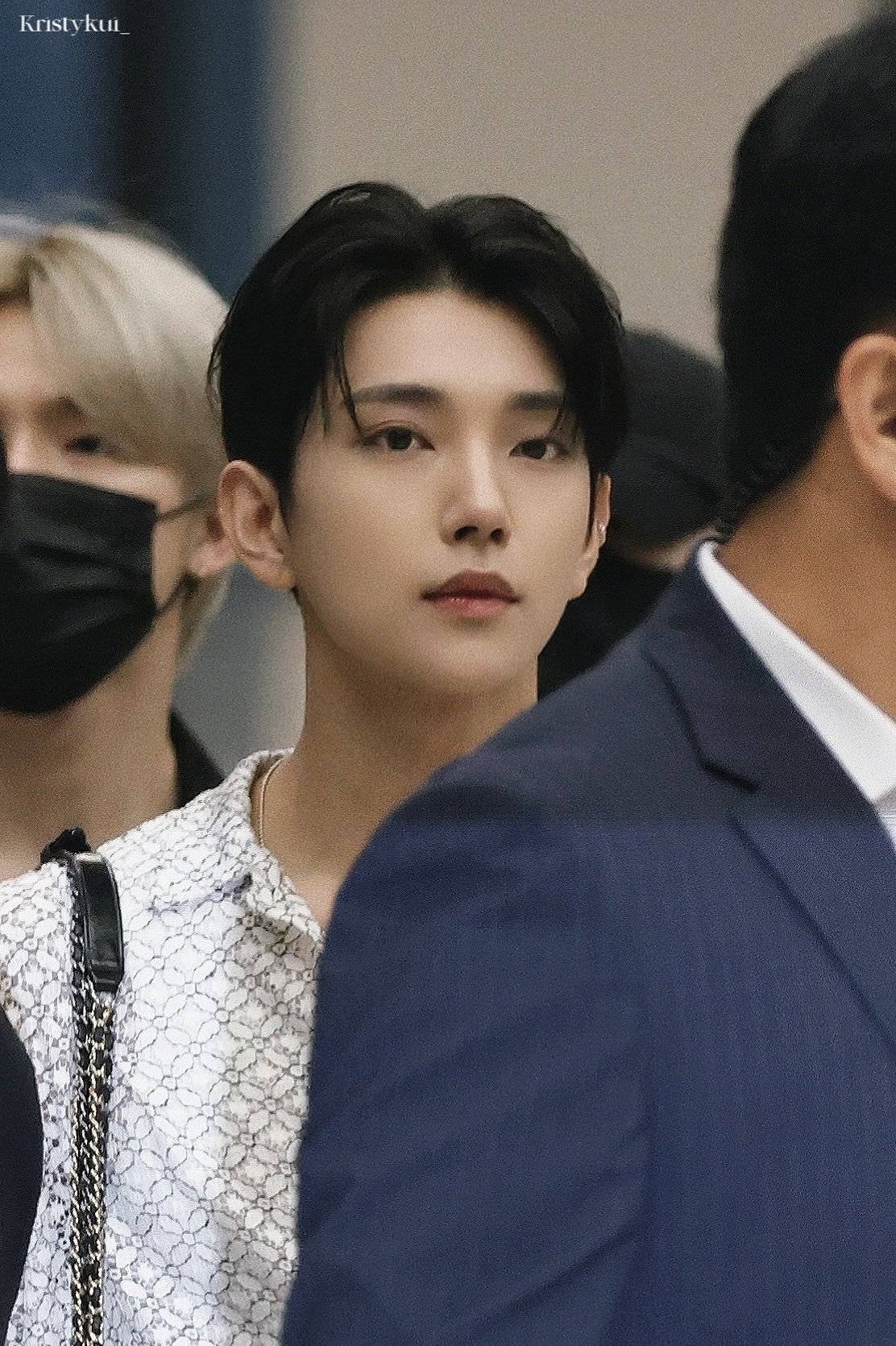 SEVENTEEN Community Post - 早安Jisoo Joshua Hong 爱笑shua回来😭 充满故事的眼色