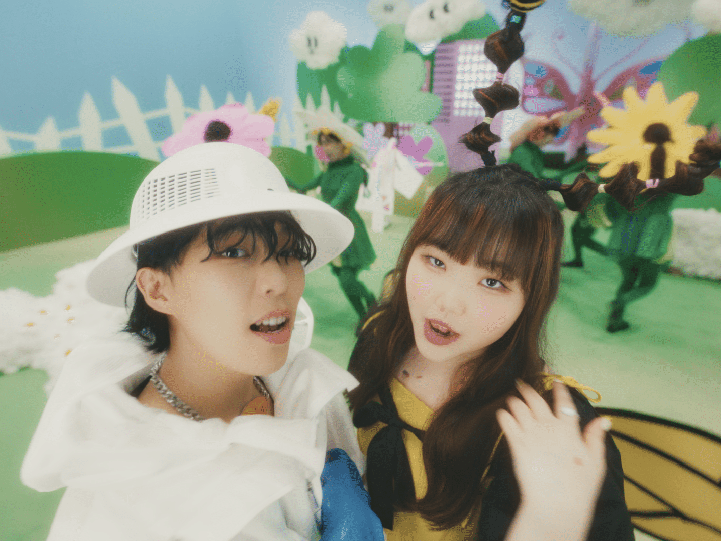 AKMU 커뮤니티 포스트 - AKMU ‘Love Lee’ M/V OUT NOW 🩷 Spell L.o.v.e.L.e.e CUPID 수현🏹의 첫 번째 타겟🤳 LOVER 찬혁🎯의 ...