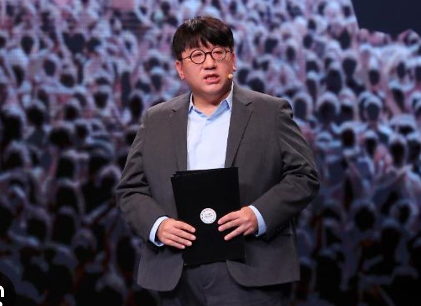 ILLIT Community Post - bang si hyuk entering the stage at the last ...