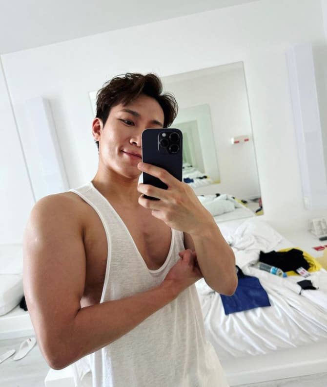 BTOB Community Posts - 15일차 🫣💙 가시나 추는 사진은 노출은 없지만 추가^_^ 출처 1 서은광 인스타 2 네이버블로그(더길미디어 뮤지컬 햄릿 최종스팟 ...