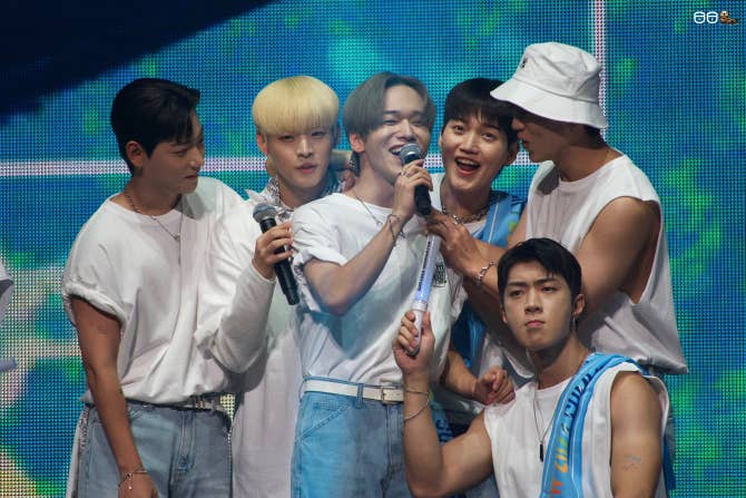 Onf Community Post 안니옹하셔요💡이제 진짜 찐퓨즈입니당💕 앞으로도 행복한 전구길 걸어보자고잉 ️🧡💜🖤💚💙