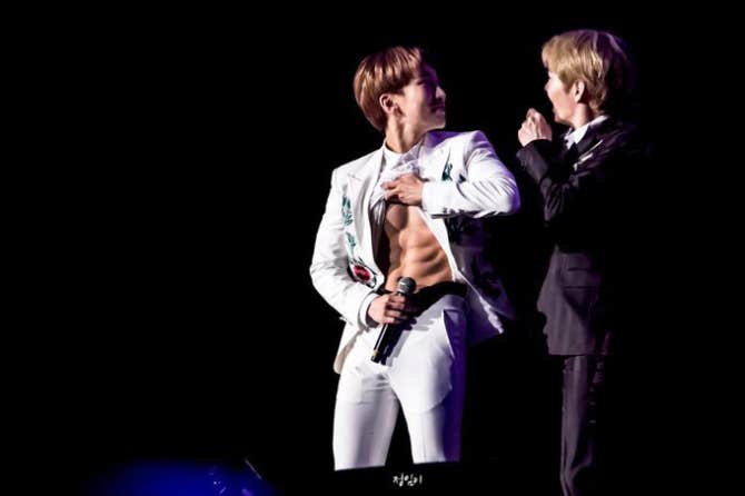 BTOB Community Posts - 15일차 🫣💙 가시나 추는 사진은 노출은 없지만 추가^_^ 출처 1 서은광 인스타 2 네이버블로그(더길미디어 뮤지컬 햄릿 최종스팟 ...