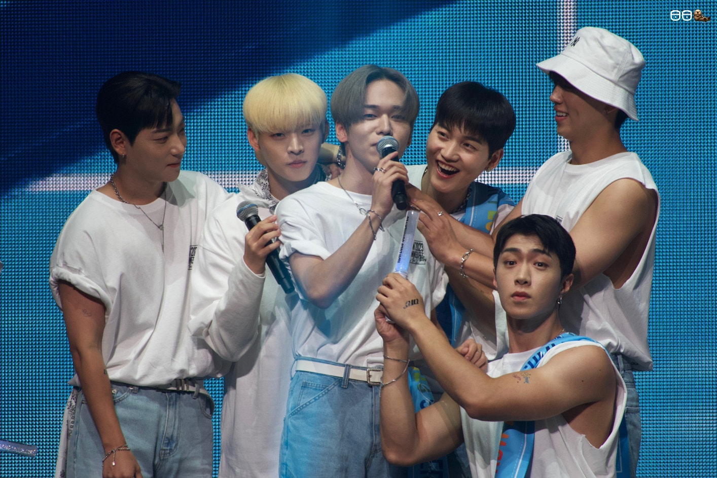 Onf Community Post 안니옹하셔요💡이제 진짜 찐퓨즈입니당💕 앞으로도 행복한 전구길 걸어보자고잉 ️🧡💜🖤💚💙